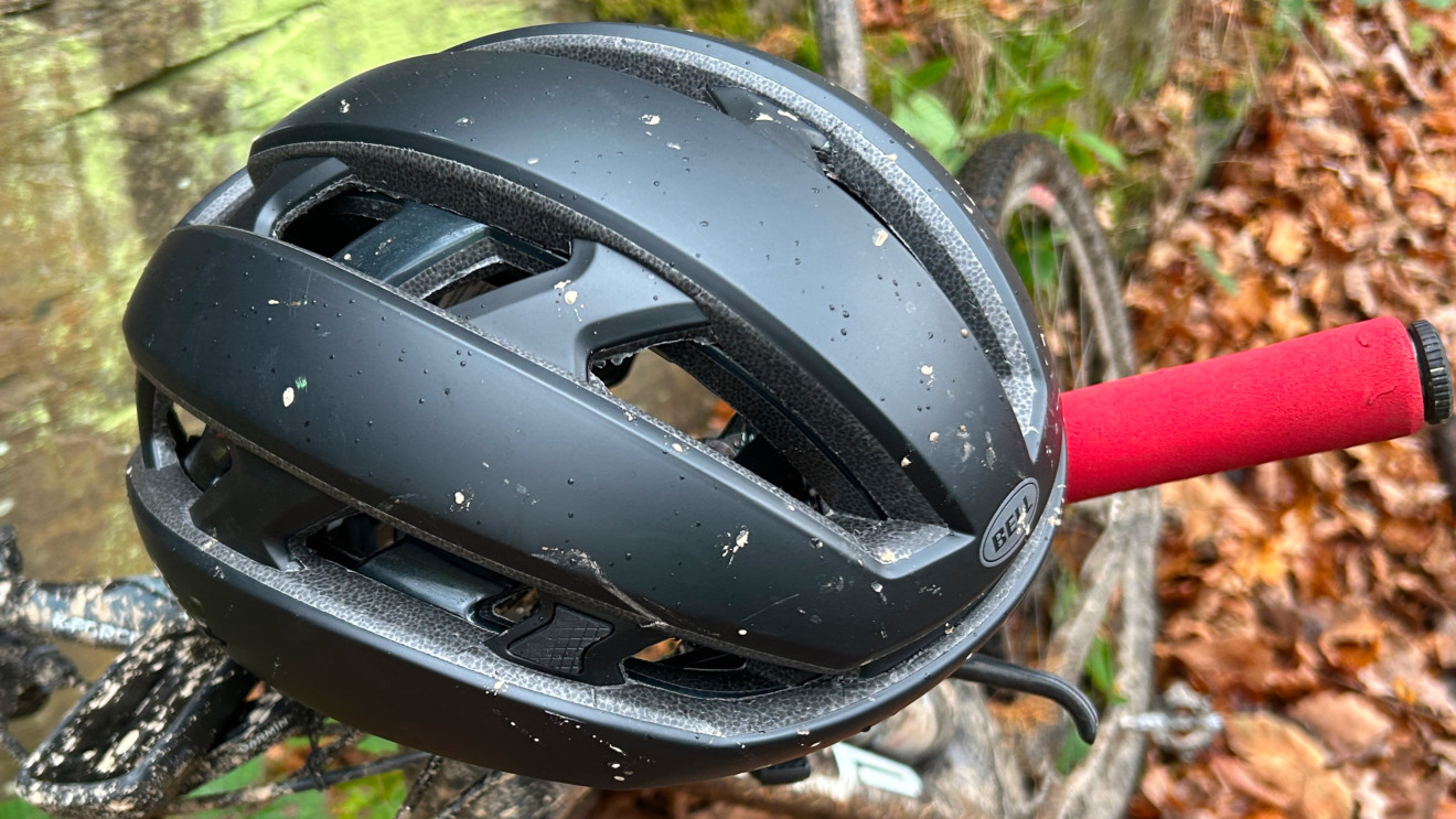 Unikátní technologie "dvě přilby v sobě" - Bell XR Spherical - iVELO